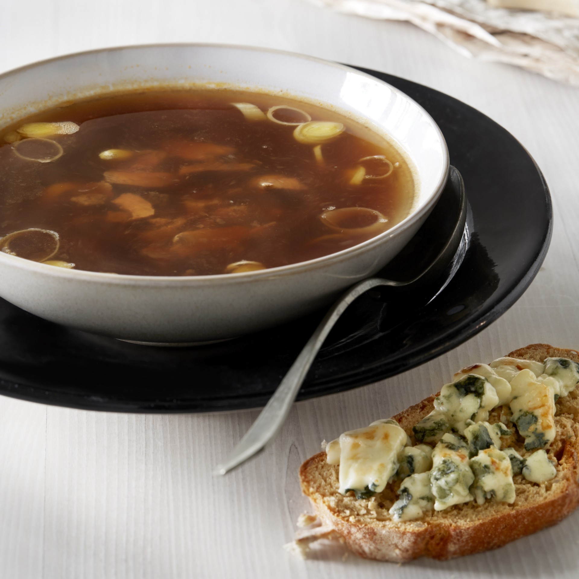 Sopa de rabo de boi com cerveja escura - Receita Hoje